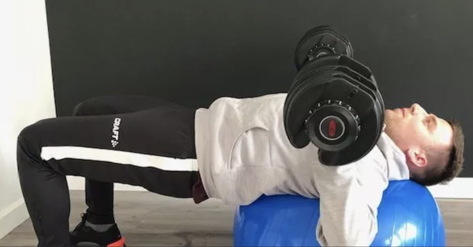 2 oefeningen met dumbells voor je borstspieren | Fit Living